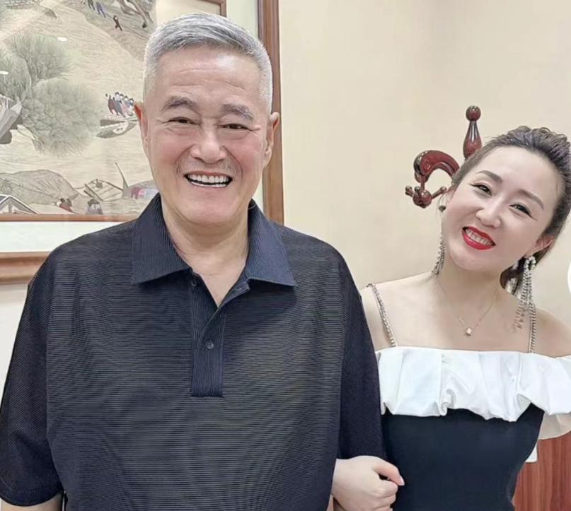 Old love repeat? Zhao Benshan took his female disciples to travel arm ...