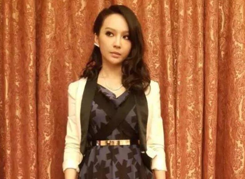 Zhan Wenting and Zhang Yuan, the former lead singer of the Feier ...