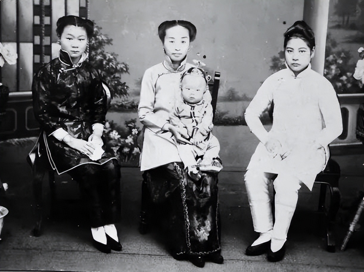 Warlord Yang Sen: There is a "twelve gold hairpin" wife in his family ...