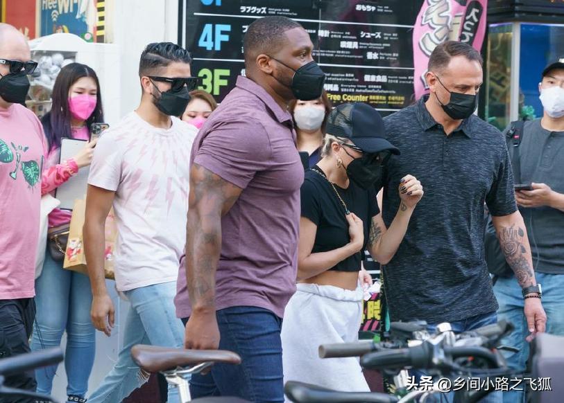 Lady Gaga appeared on the streets of Tokyo shopping two strong ...