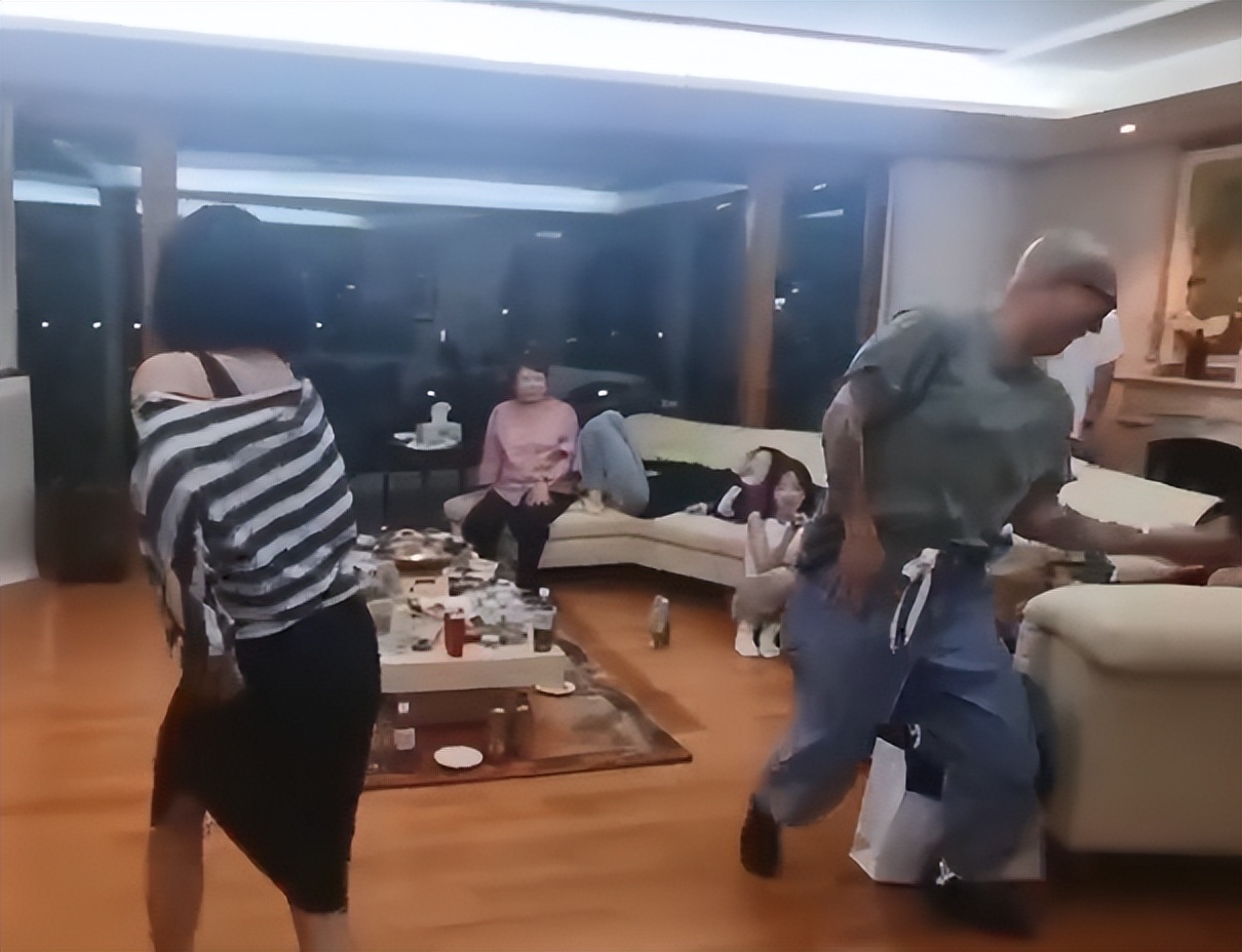 Little S and Koo Jun-yup dance at home in Korea, holding hands without avoiding suspicion ...