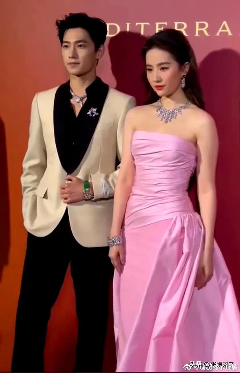 Yang Yang and Liu Yifei took a group photo in 2015 VS2023, when do you ...