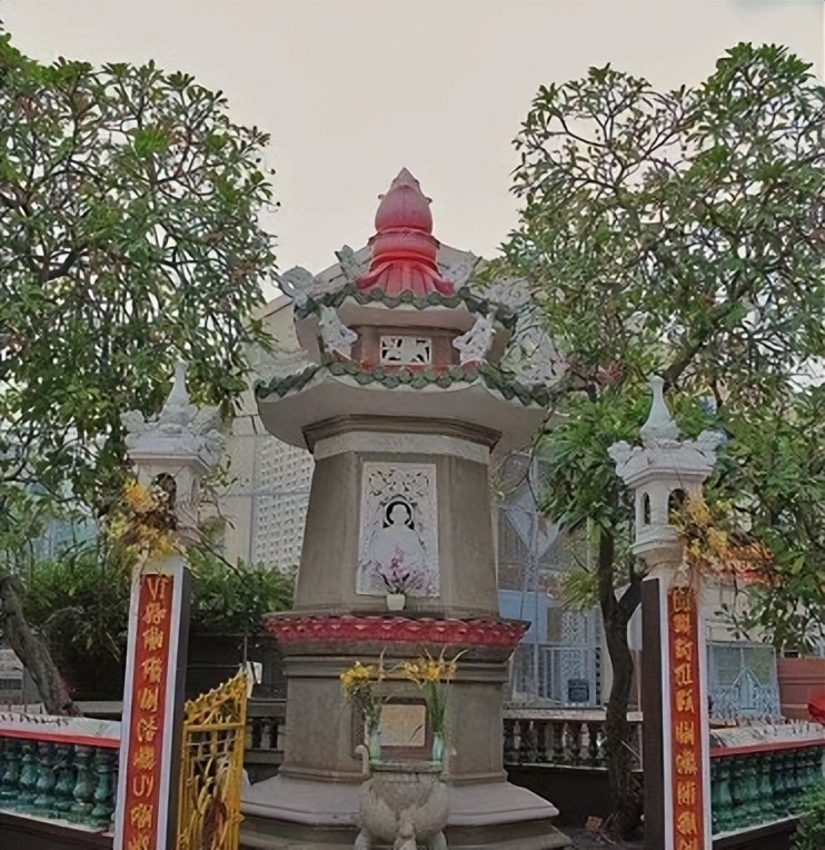 In 1963, the eminent Vietnamese monk Thich Quang Duc set himself on ...
