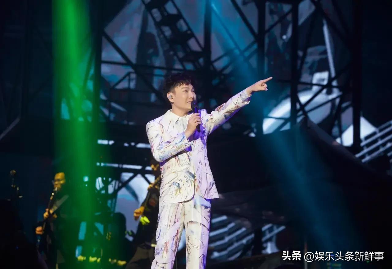 Zhang Xinzhe's concert in Xi'an is grand! The fans cheered the audience ...