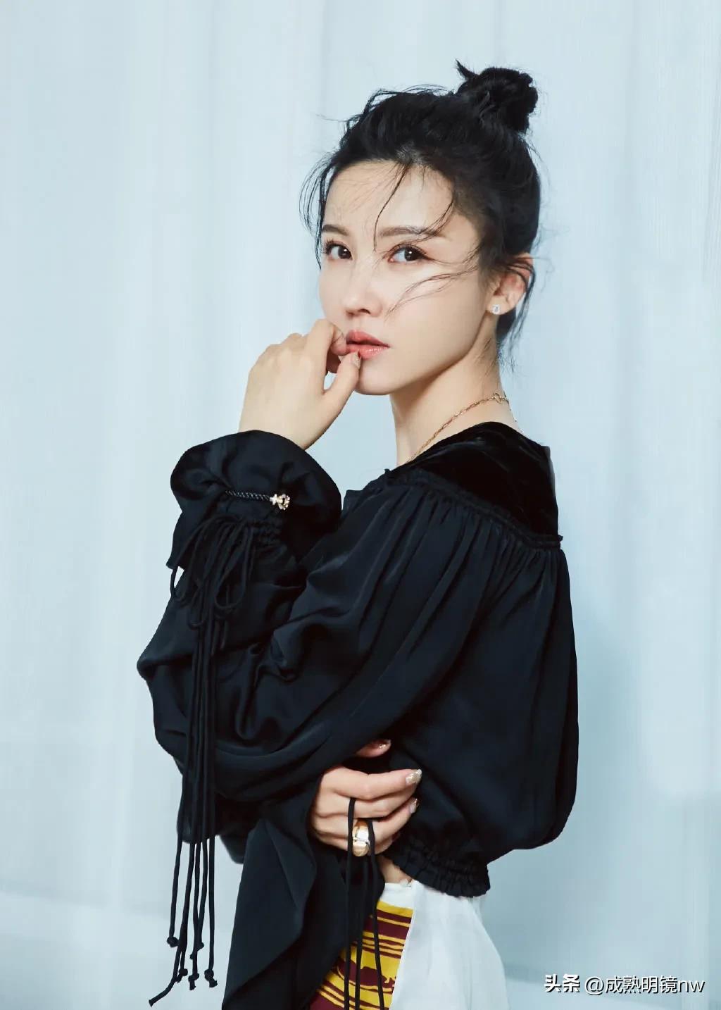 Yang Zishan, who has an outstanding temperament, has a stunning three ...