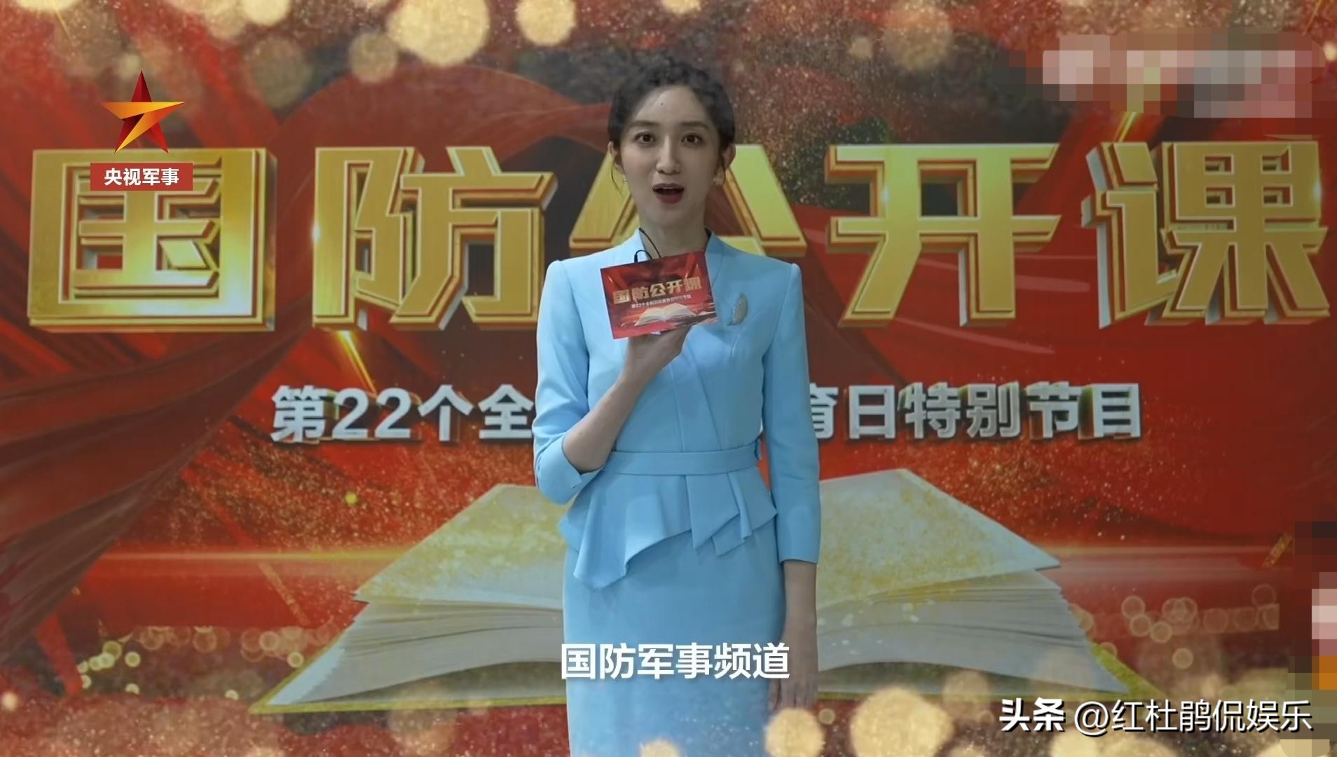 CCTV recorded "National Defense Open Class", the host Zhou Yu took on ...
