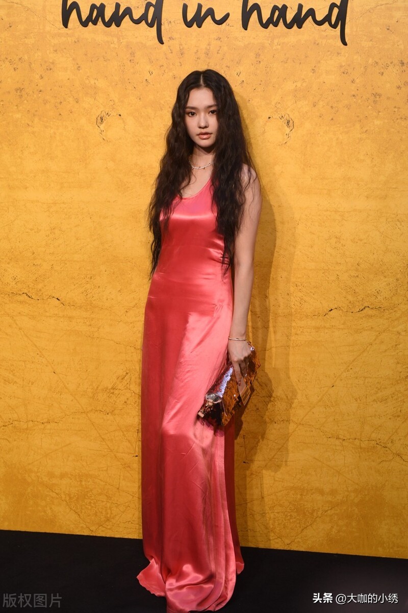 Lin Yun is wearing a pink satin skirt + big wavy curly hair is elegant ...