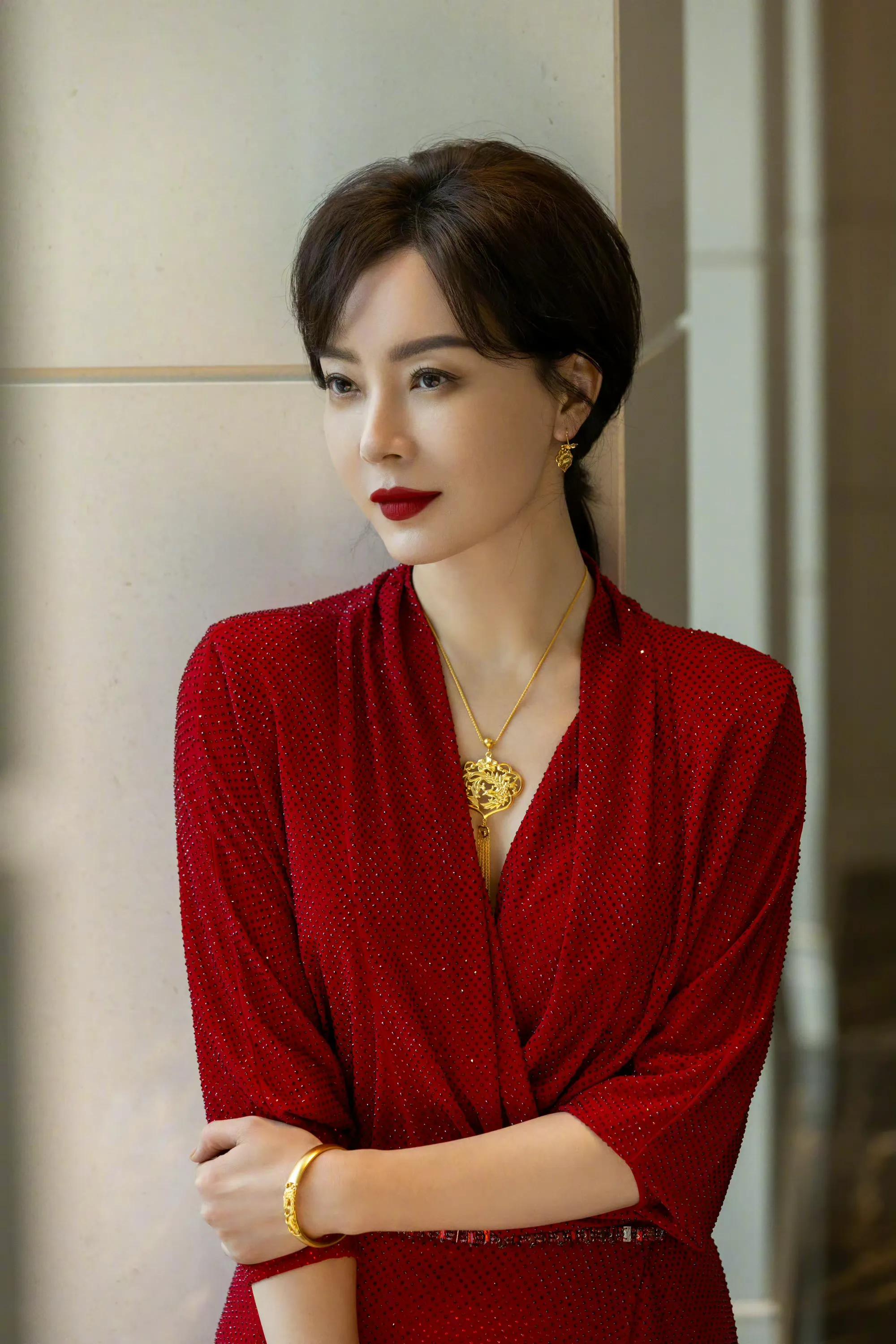 Chen Shu's husband cheated again?Cuddling cousins and kissing, sending mysterious girls off at ...