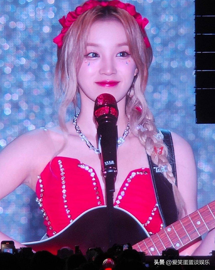 Song Yuqi's stunning red dress braids at the concert - iNEWS