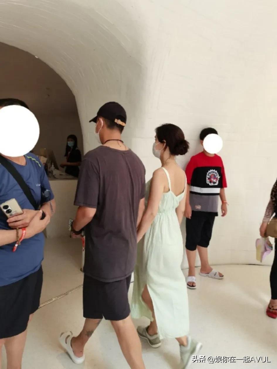 Han Geng posted three photos of the family, officially announced that ...