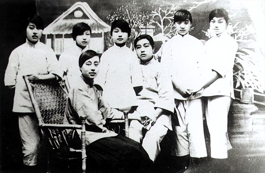 Jin Weiying: Deng Gong's second wife, unfortunately killed when he went to the Soviet Union to ...