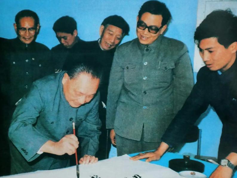 1990: 86-year-old Deng Xiaoping swept the tomb of his first wife for ...