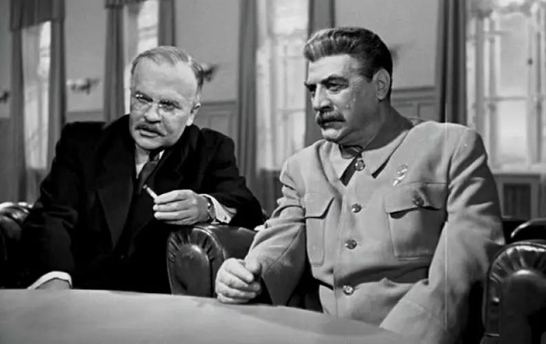 The development of the Cold War between the United States and the ...