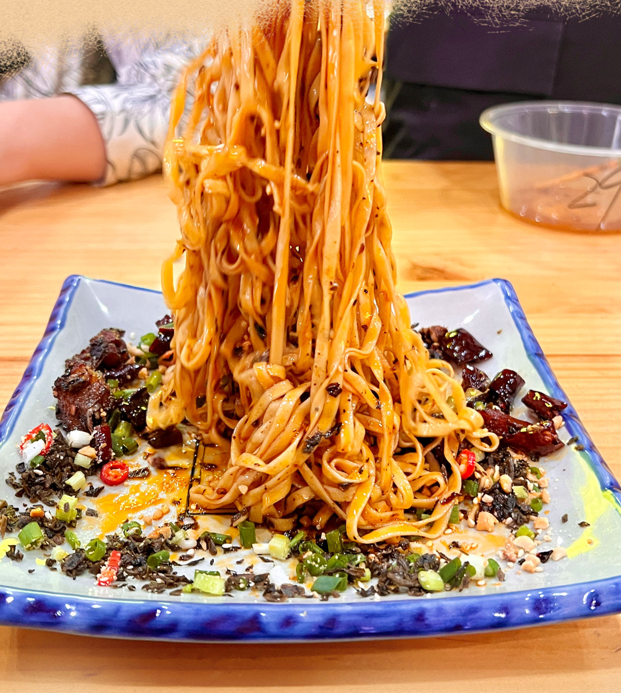 Yibin Burning Noodles, a bowl of noodles that can be "burned"! - iNEWS