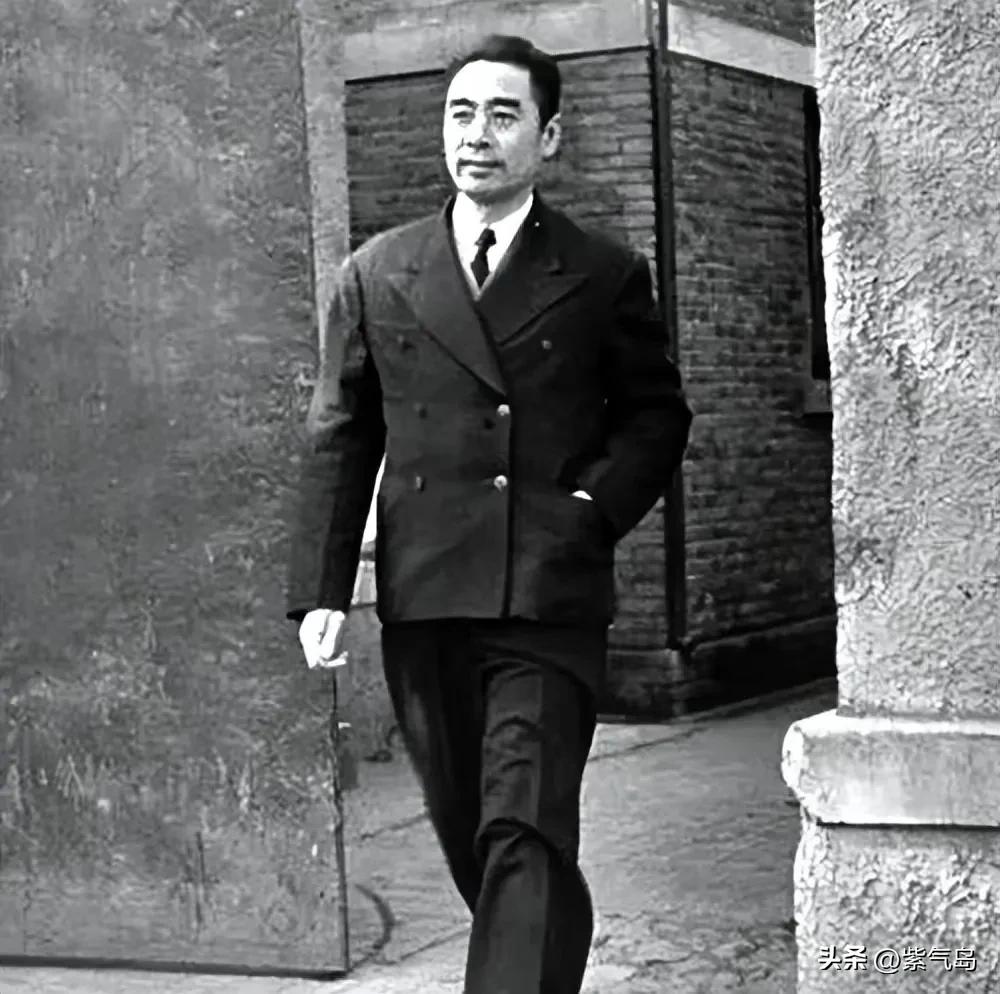 Premier Zhou led reporters into Zhongnanhai - iNEWS