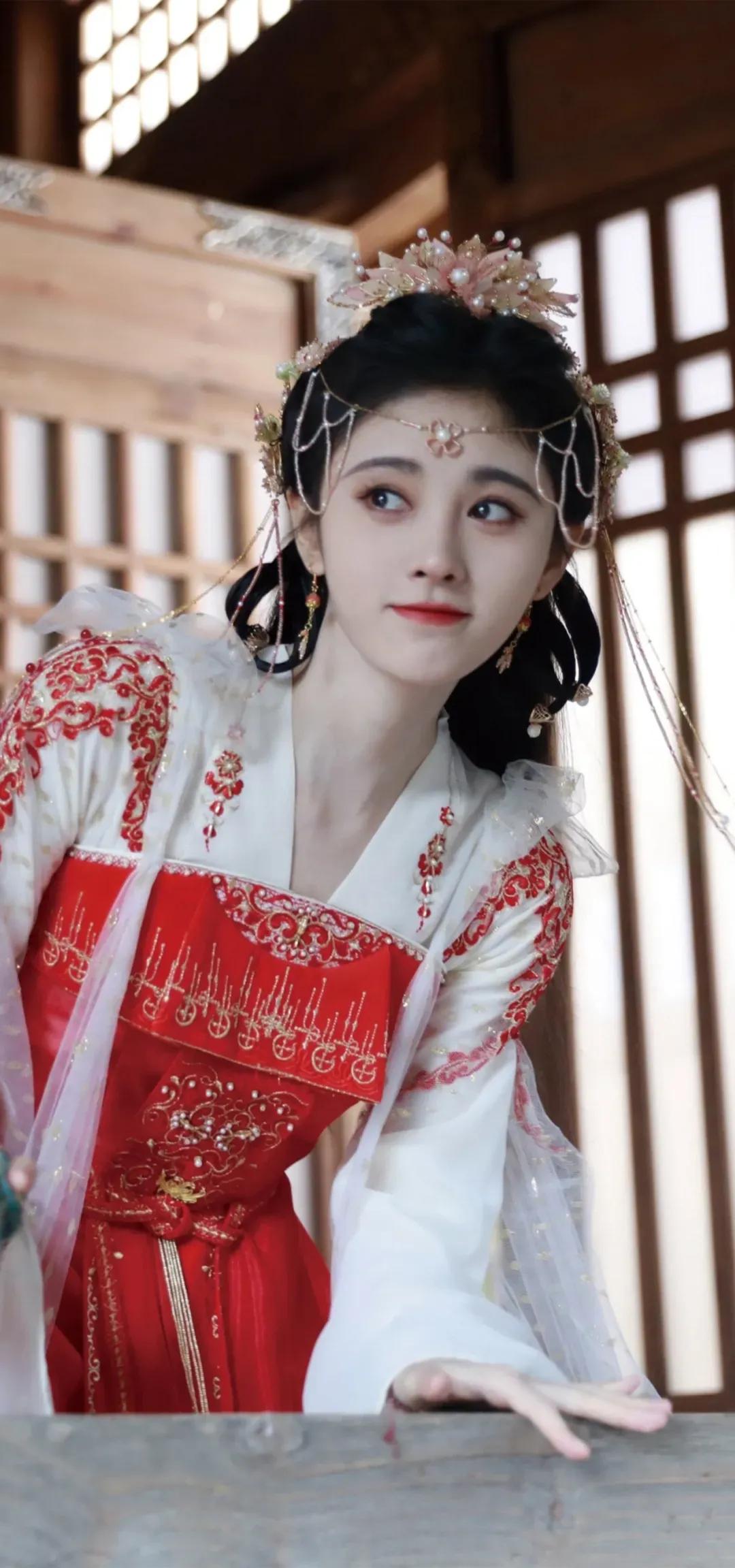 Ju Jingyi has long legs and a super spicy body - iNEWS