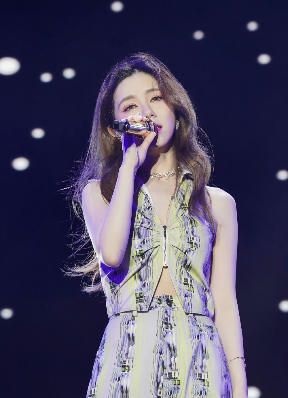 The platter show is very popular. As a leading female singer, Deng Ziqi ...