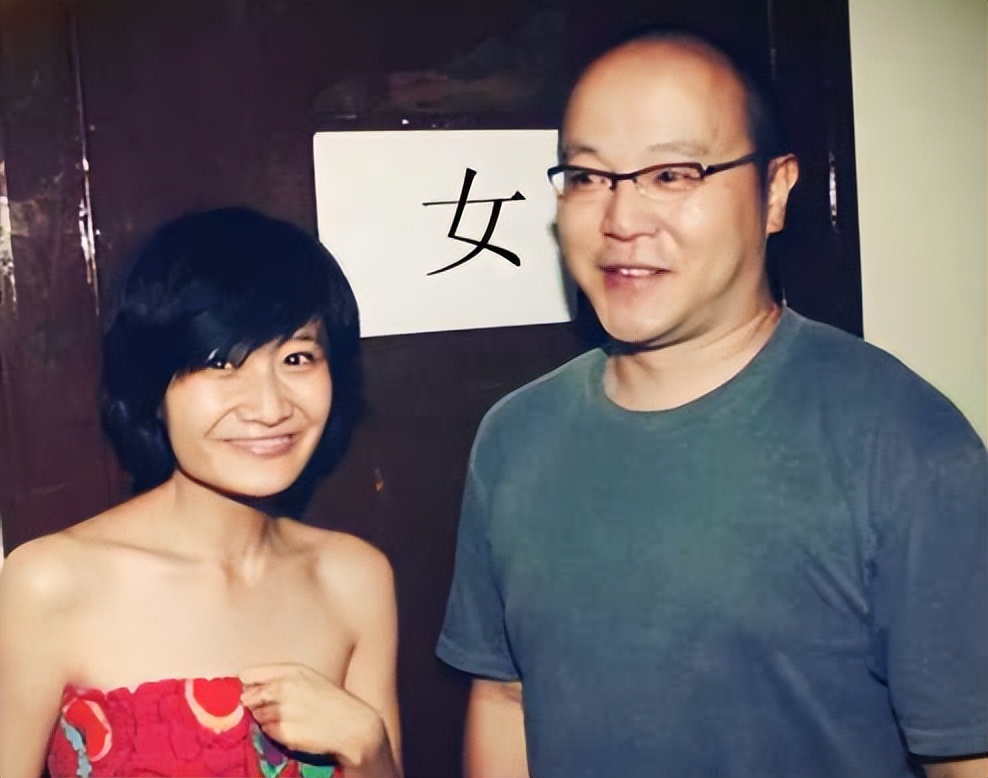 The old cow eats tender grass Dou Wei is intimate with a beautiful ...