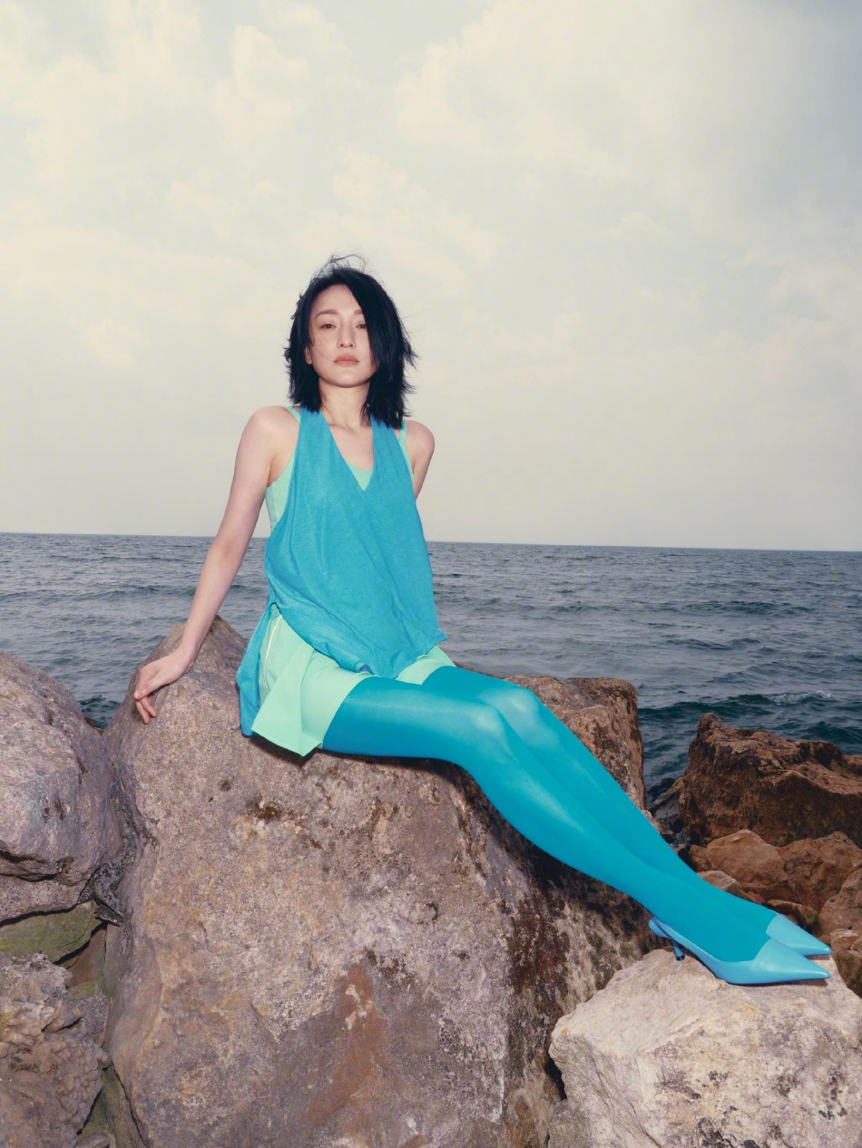 Unlimited vitality! Zhou Xun's latest seaside vacation style photo - iMedia