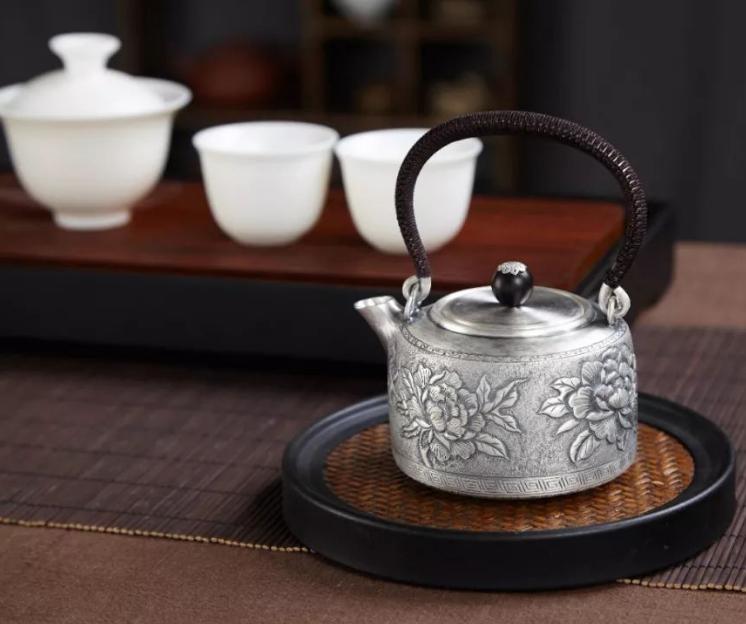 The national beauty and heavenly fragrance opened on the silver pot ...