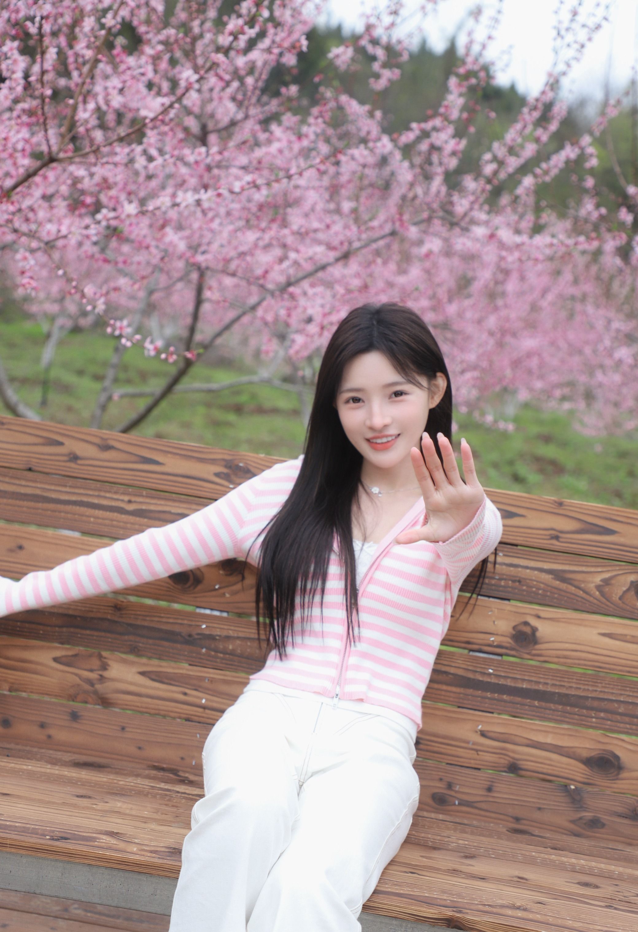 Wang Xiaoxiao's flowing long hair and sweet smile photo - iMedia