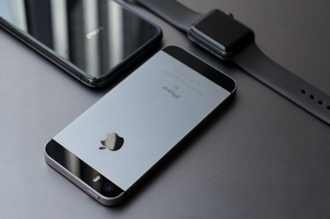 Why aren't phones round? The science and art behind rectangular phones ...