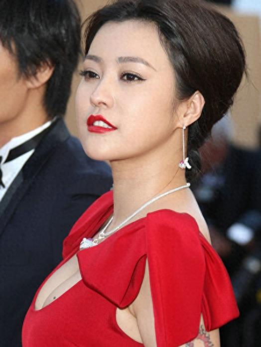 Actress Hao Lei, known for her beautiful curves, is a woman with a sexy figure - iMedia