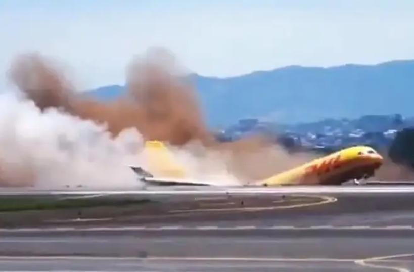 A DHL Boeing 757 freighter crashes out of control!The fuselage broke in ...