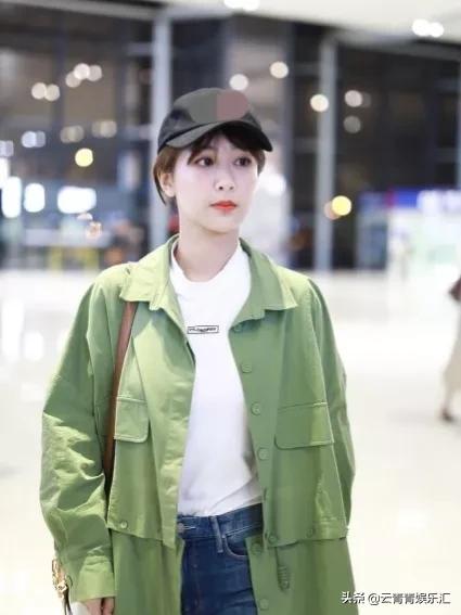 Yang Zi's outfit is really fresh and refined, full of fashion sense - iNEWS