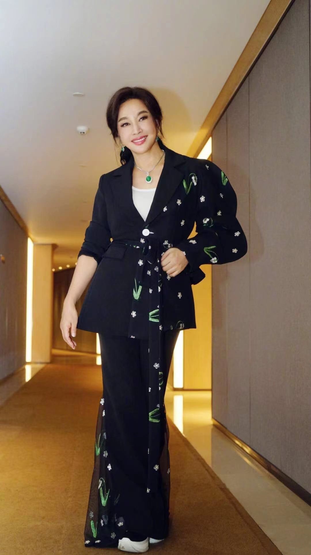 Liu Xiaoqing and Lin Qingxia are in the same frame, one is forced to be ...