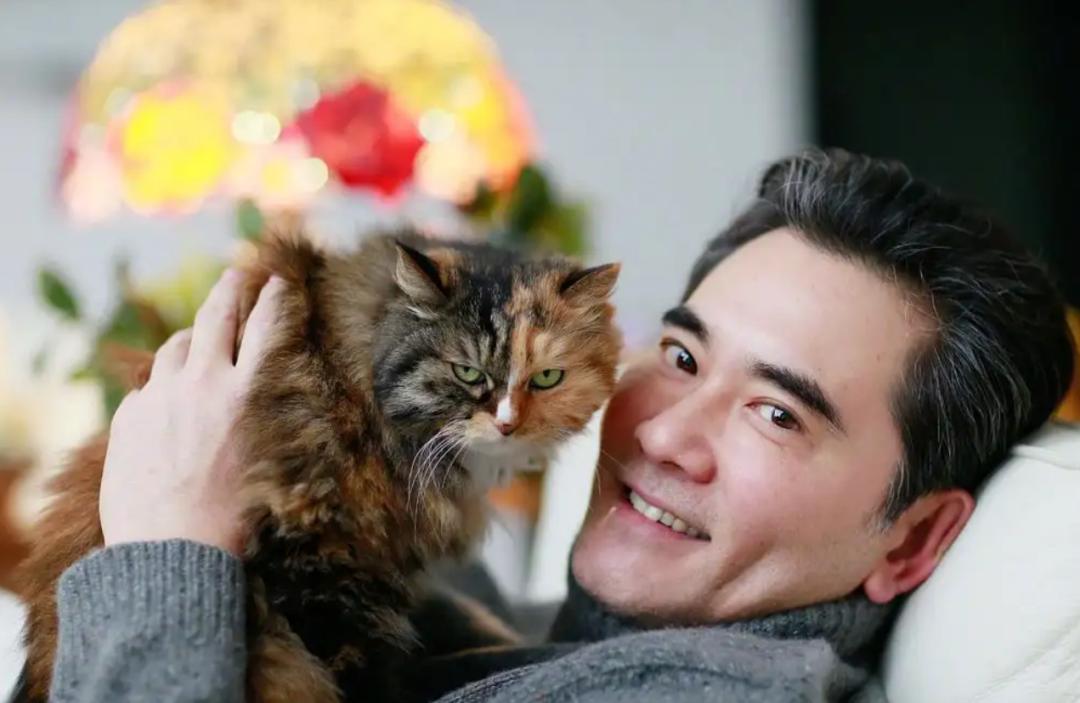 Chen Hong and Zhou Xun fell in love with him at first sight. They were ...