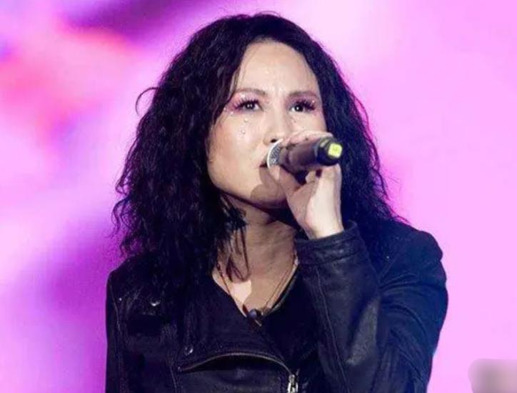 Well-known singer Luo Qi appeared in Germany, dyed green hair changed a ...