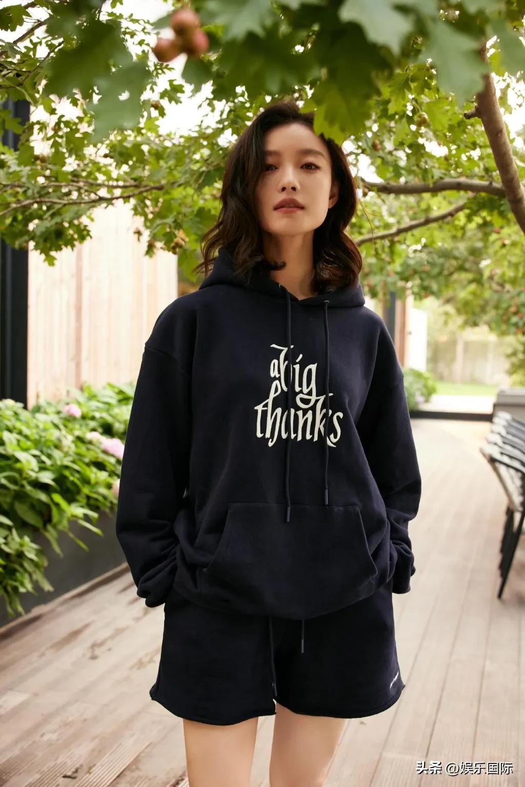Ni Ni's early autumn private clothes photo released wearing a hooded ...