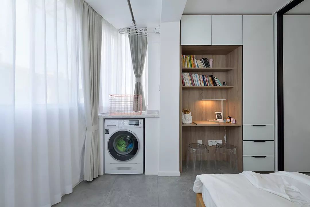 The 67-square-meter small apartment has a simple style, and the balcony ...