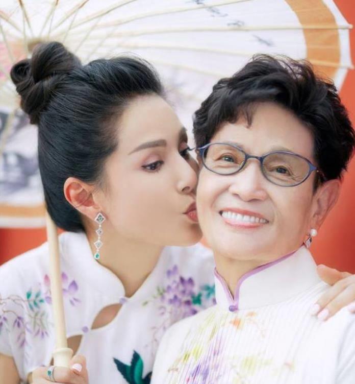 55-year-old Li Ruotong was wearing a cheongsam and playing mahjong in ...