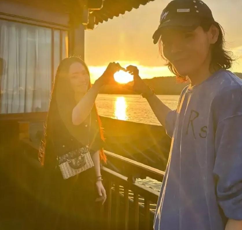 Xiang Zuo no longer cares, and travels romantically with Guo Biting ...