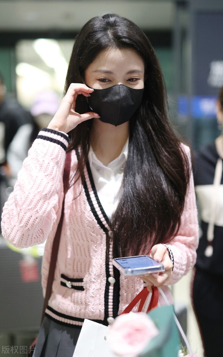 Sun Zhenni appeared at Shanghai Airport wearing a pink sweater, gentle ...