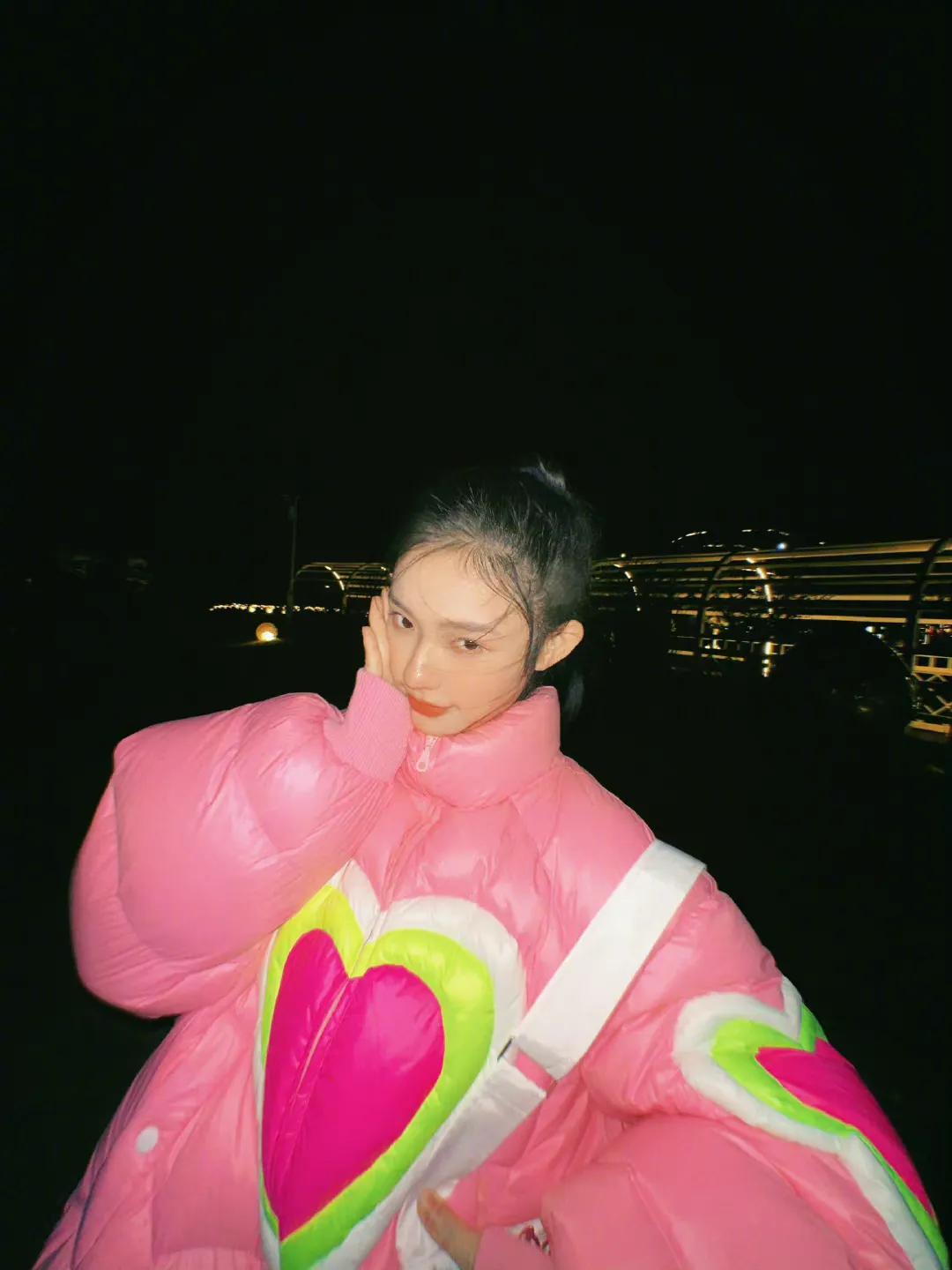 Lin Yun is wearing a padded jacket - iNEWS