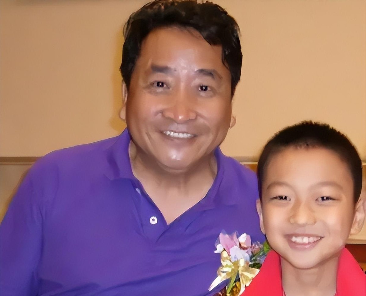 Jiang Kun adopts an orphan: family warmth touches people's hearts - iNEWS