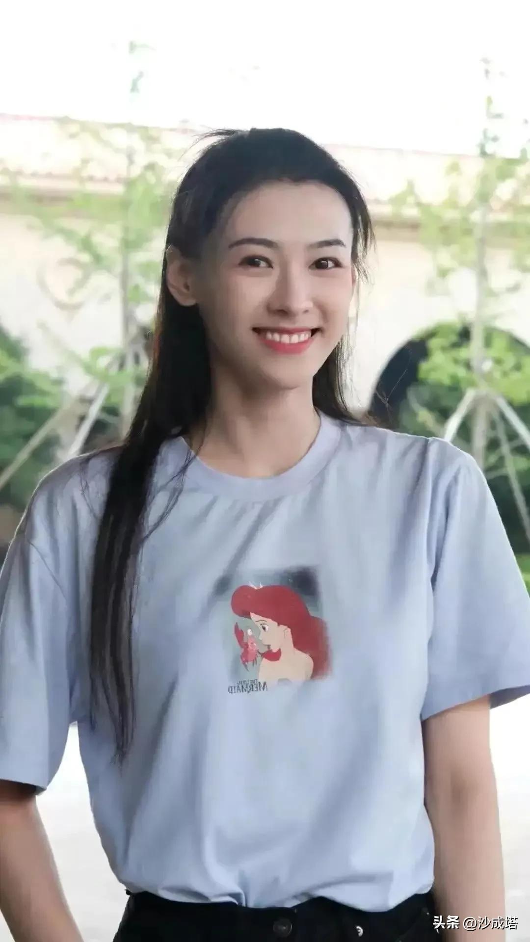 Sexy and charming Ding Xiaoying - iNEWS