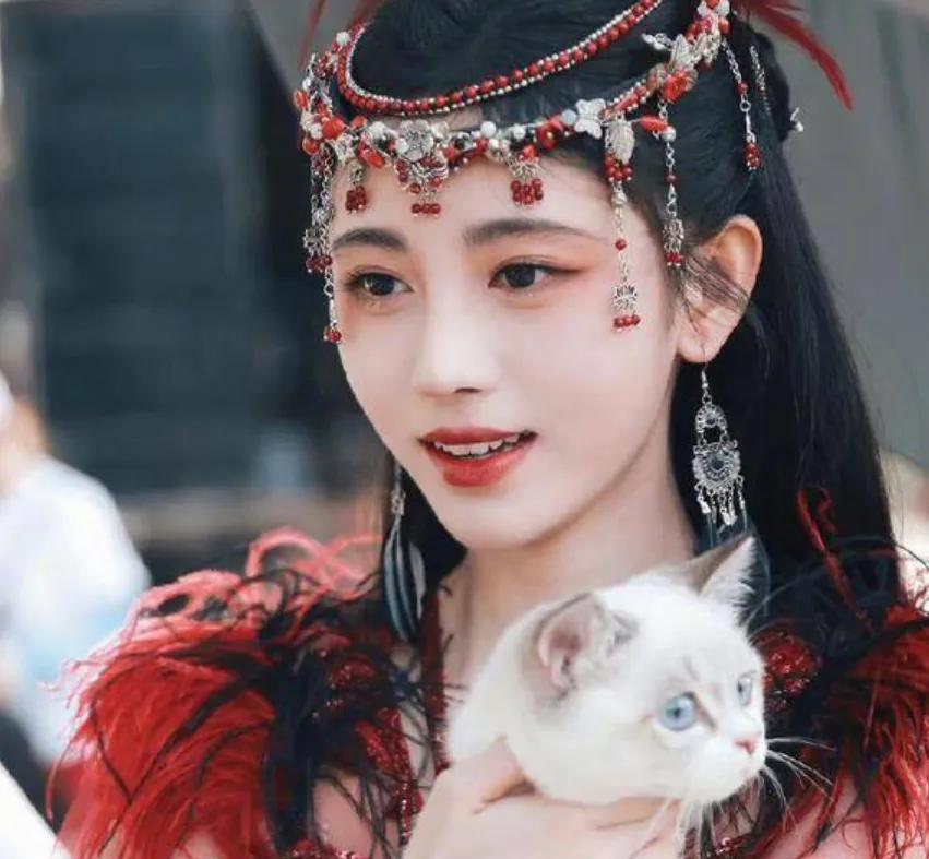 "Hua Rong" will be broadcast soon, and Ju Jingyi will play the triangle ...