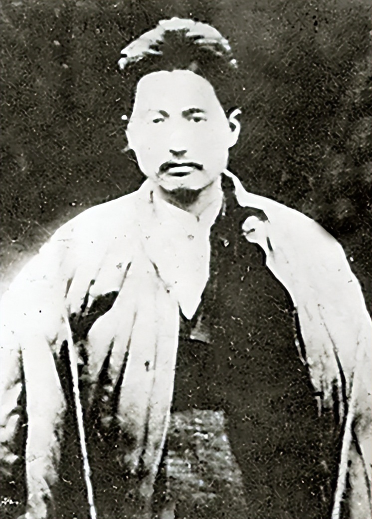 In 1977, Huang Wei paid homage to Fang Zhimin, standing in front of the ...