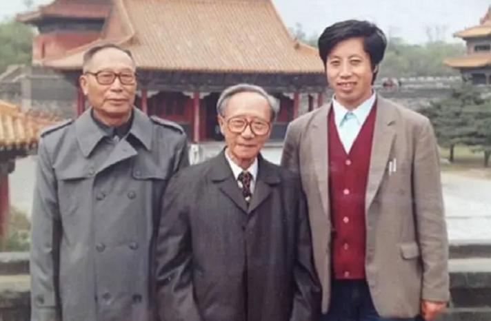 Puyi was barren for life, but his younger brother had 3 sons in a row ...