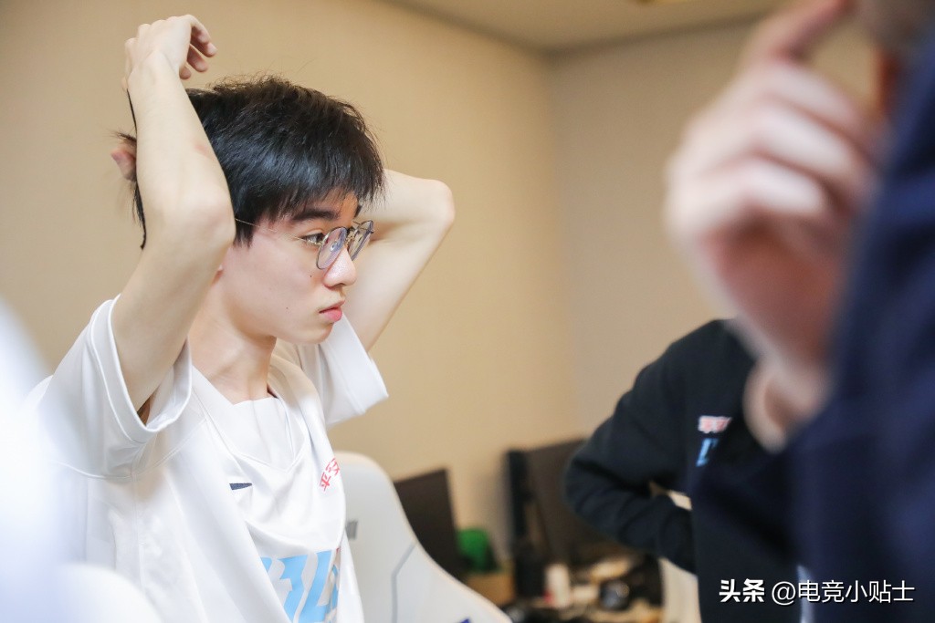 Jumping repeatedly?Doggo raised the first team to return to the LPL ...