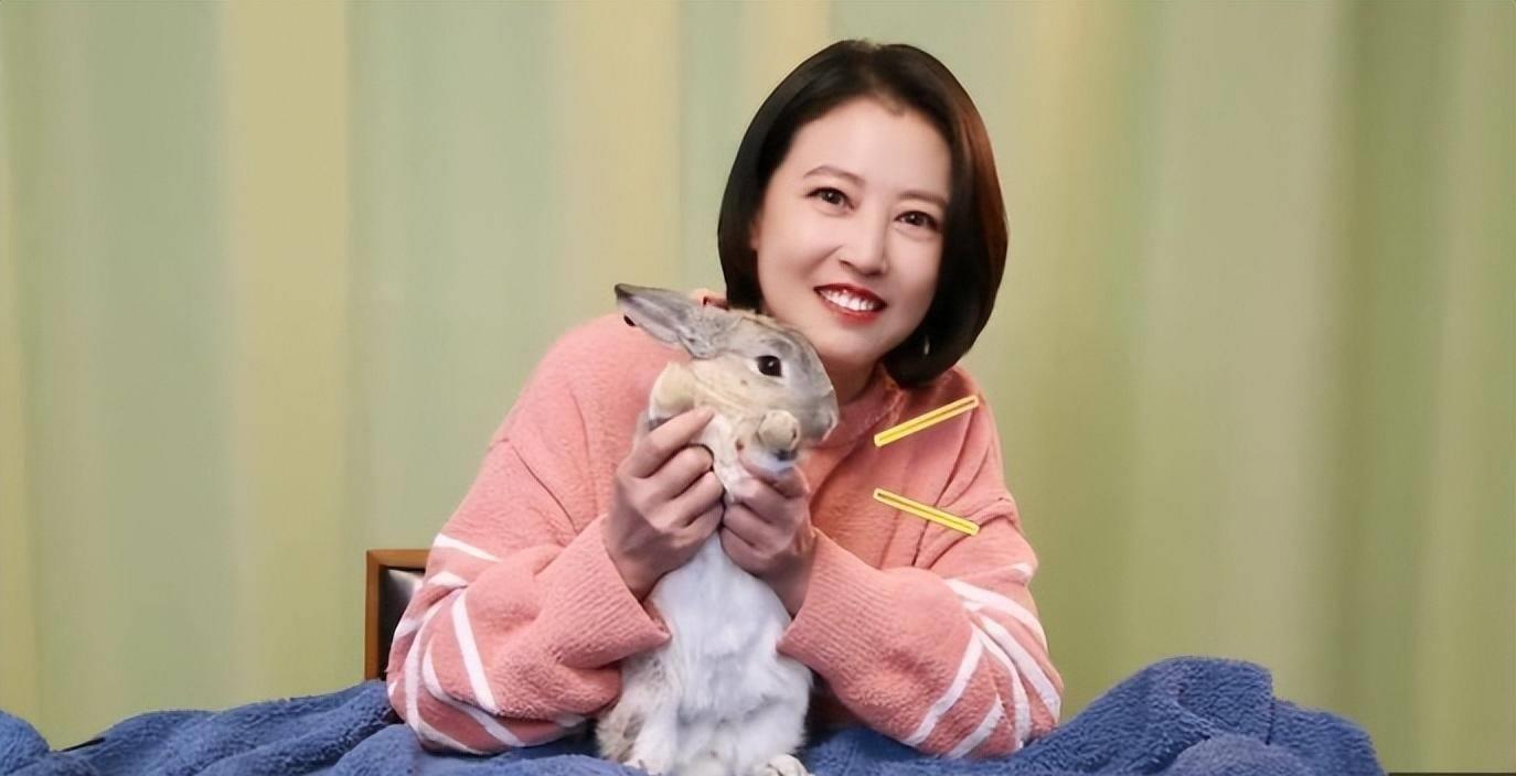 Original 57-year-old Hong Kong star Zhou Haimei settled in Beijing ...