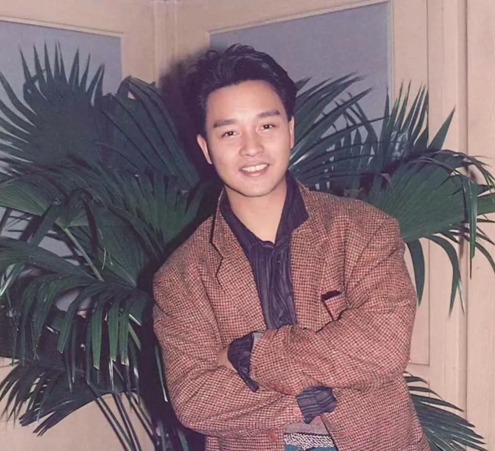 Leslie Cheung met Mao Shunyun in the corridor of Hong Kong Lai TV and ...