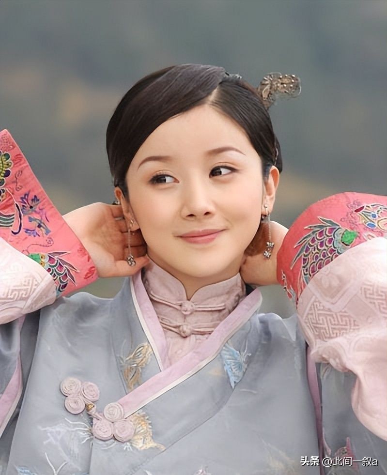 The shoulder straps were broken and the skirts were naked. The moment ...