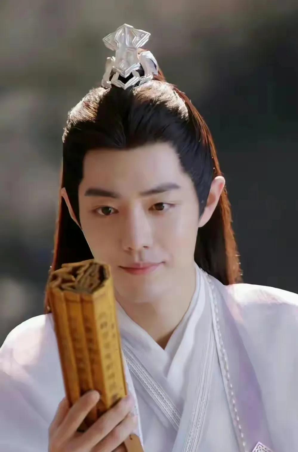 Xiao Zhan has long hair, looks like Guo Jing without makeup and glasses ...