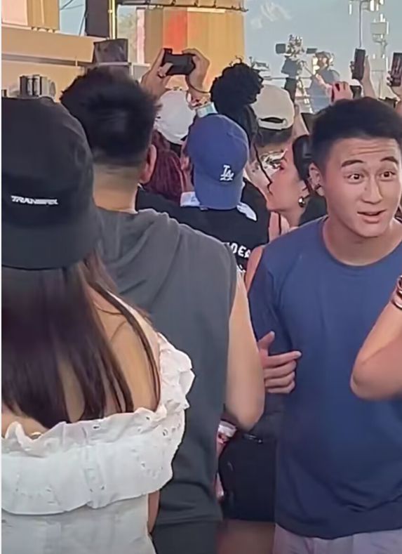 He Youjun watched Wang Jiaer's concert in Thailand, chatted closely with foreign girls, and his ...