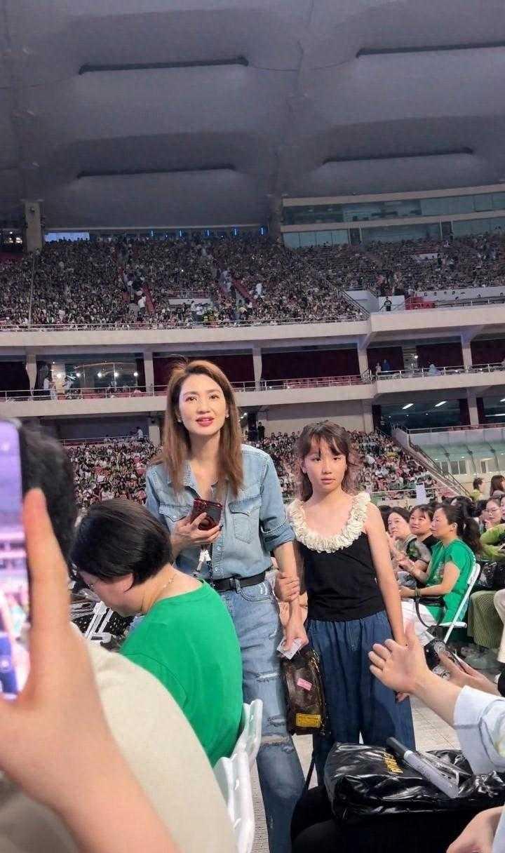 52-year-old Hong Xin took her daughter to a concert, and passers-by ...